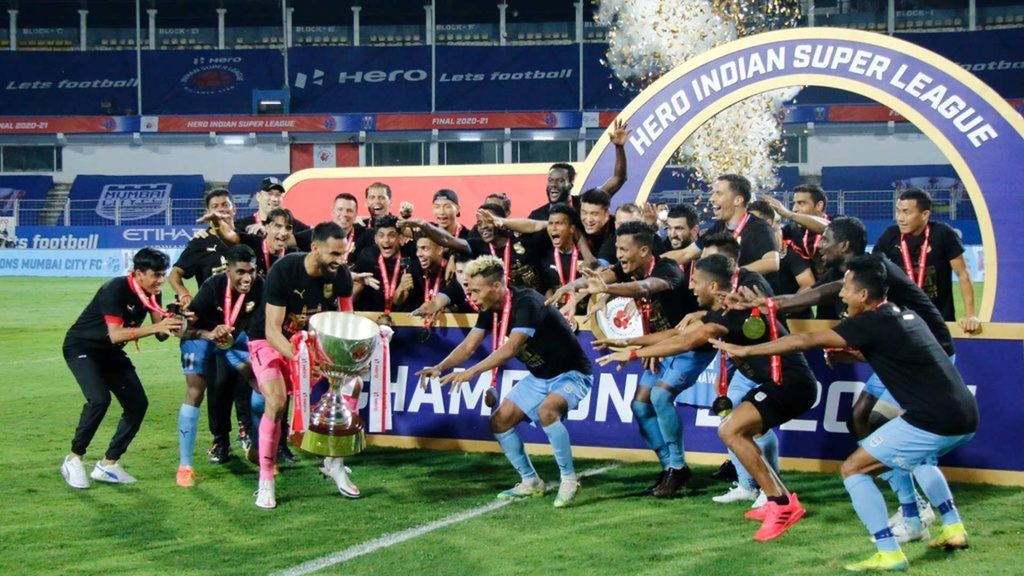 Islanders pose with Hero ISL League Winners Shield & Trophy